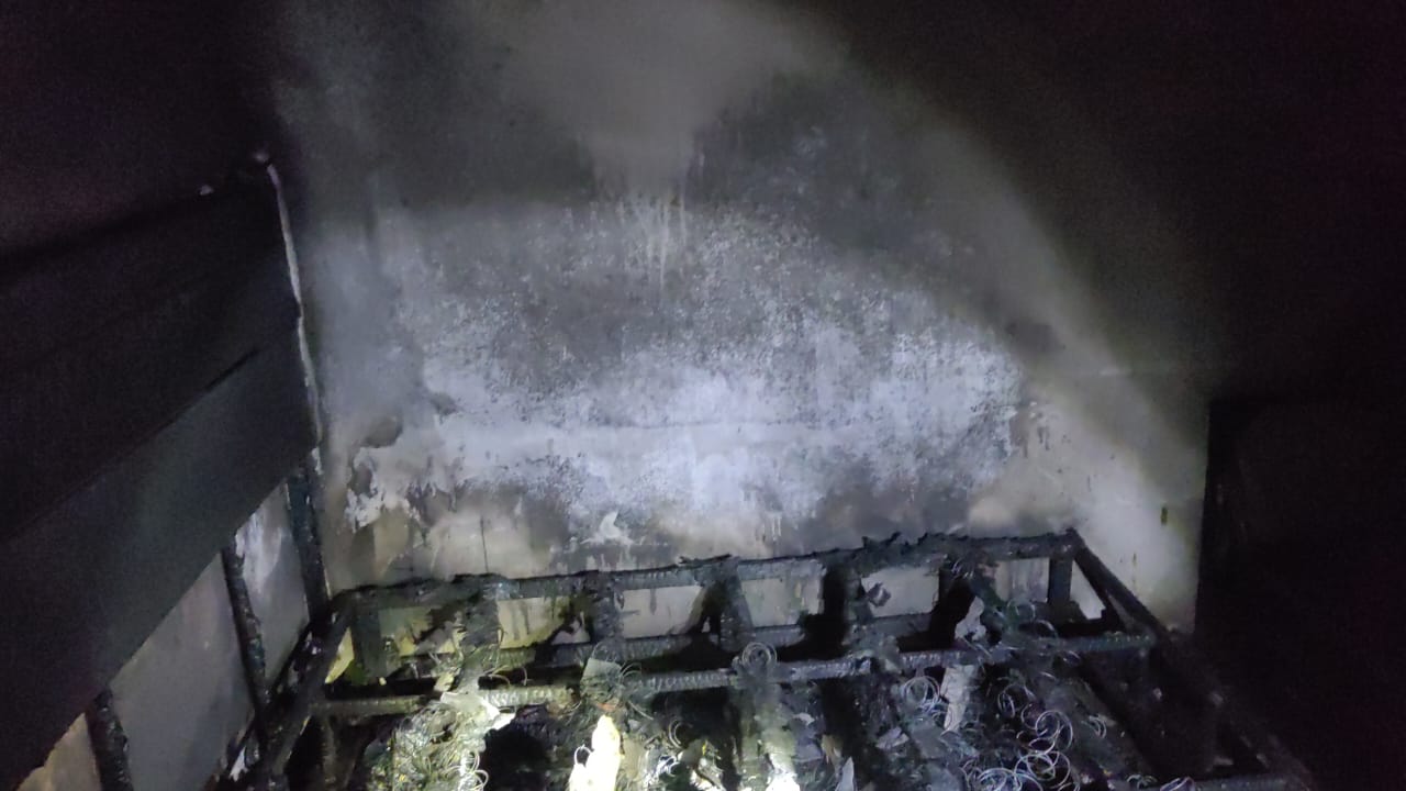 Vizinhos percebem fogo em residência e tentam combater com mangueiras ...