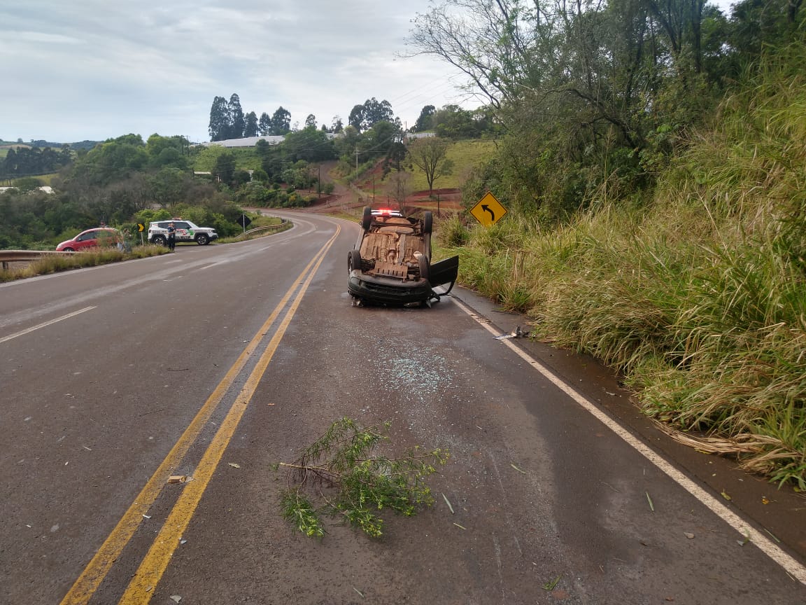 Carro conduzido por jovem capota em rodovia do Oeste
