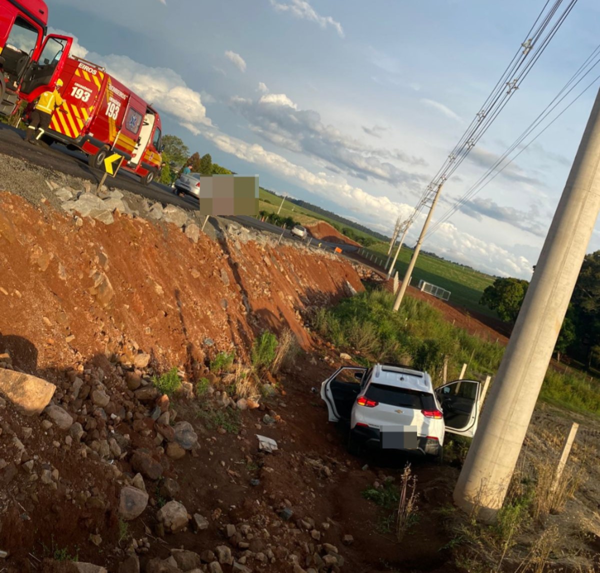 Carro sai da pista e cai em barranco nas margens da rodovia em Abelardo Luz